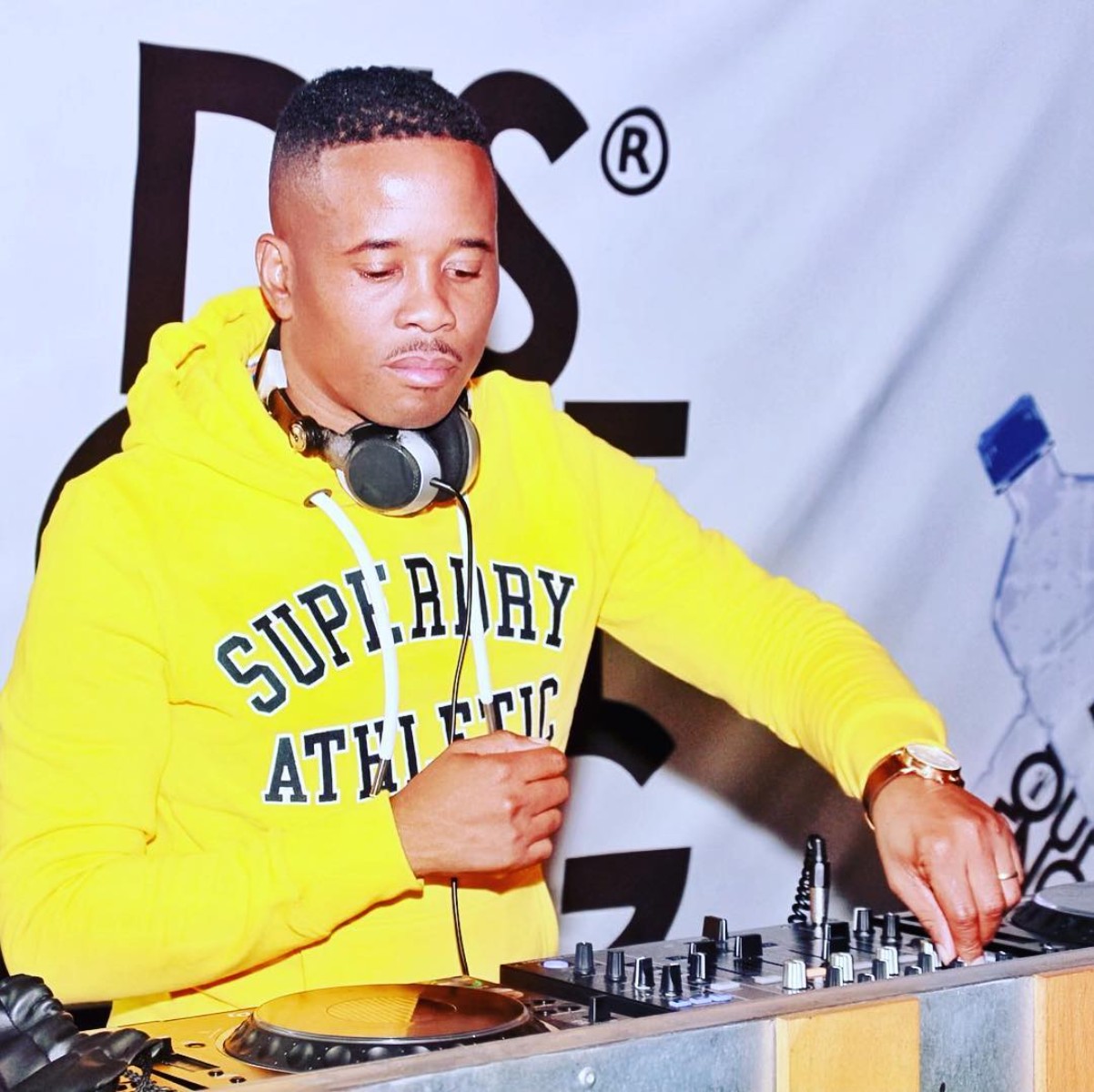 DJ Stokie – Sqhebe ft. Dlala Regal, Mpura, Lebo Lenyora & Almighty SA